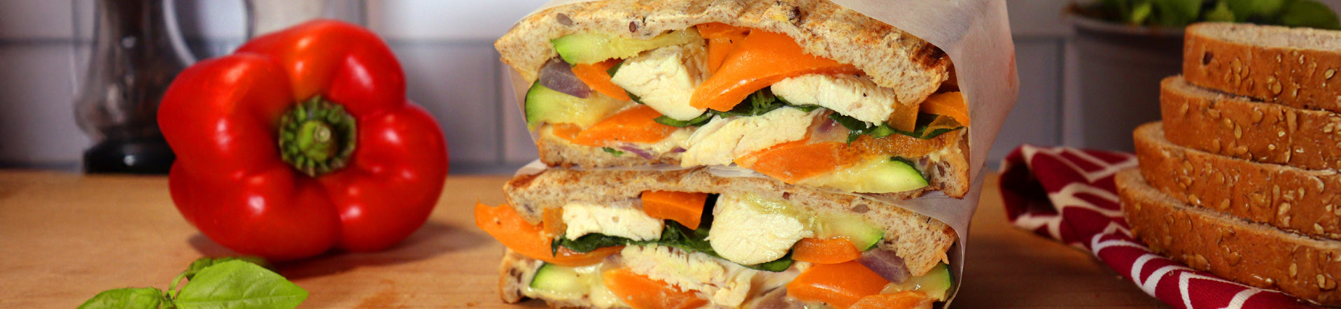 Sandwich chaud protéiné au poulet et légumes grillés – Gadoua